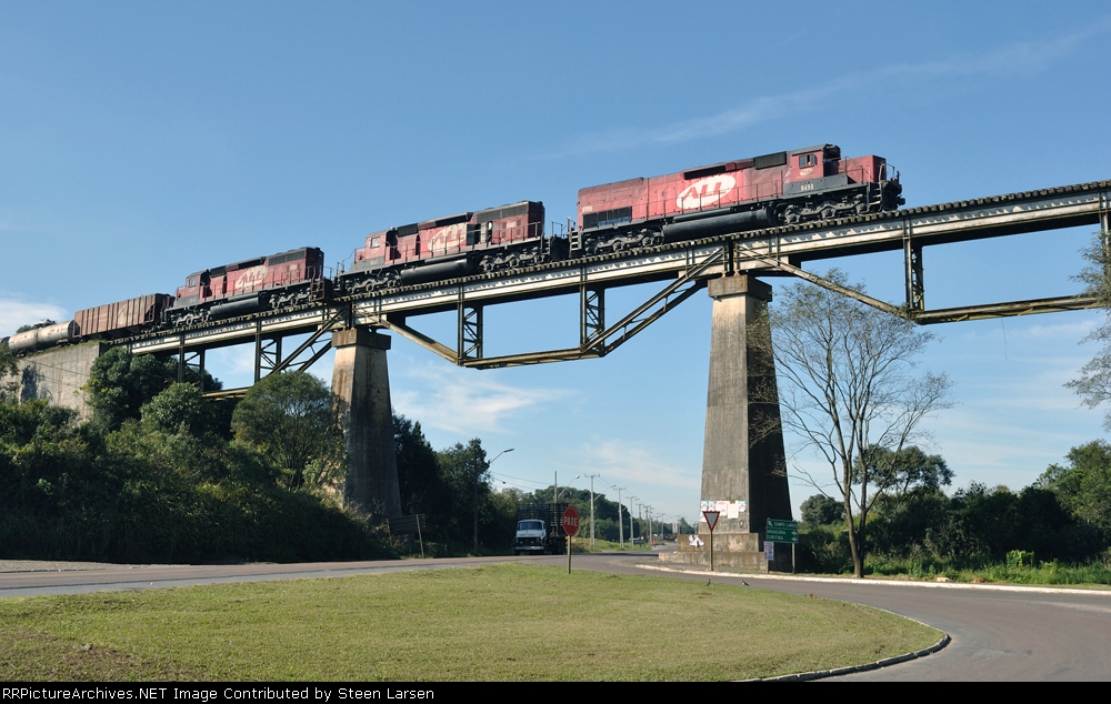 ALL 9498 (SD40T-2, Ex SSW 8376), 9483 (SD40-2, Ex CP 5626) and 9468 (SD40-2, Ex CP 5825 ...